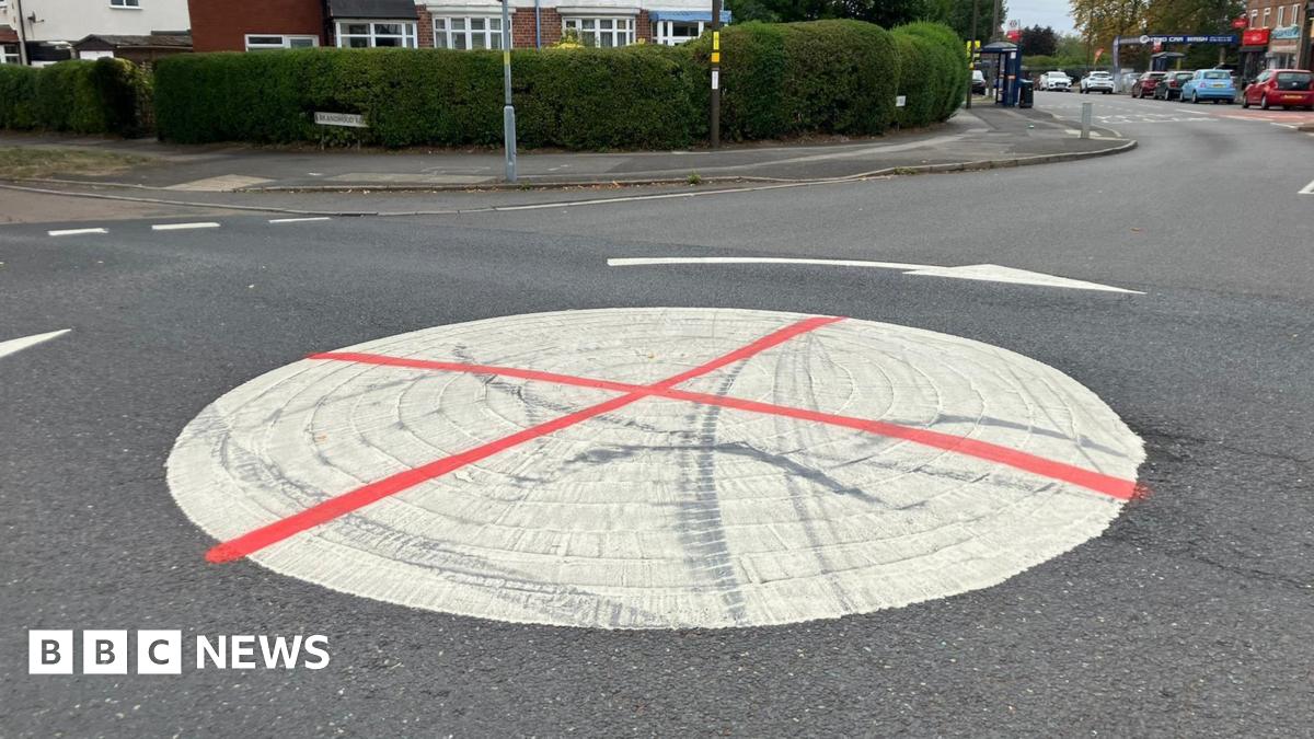 Council's clean-up warning for St George's crosses - BBC News