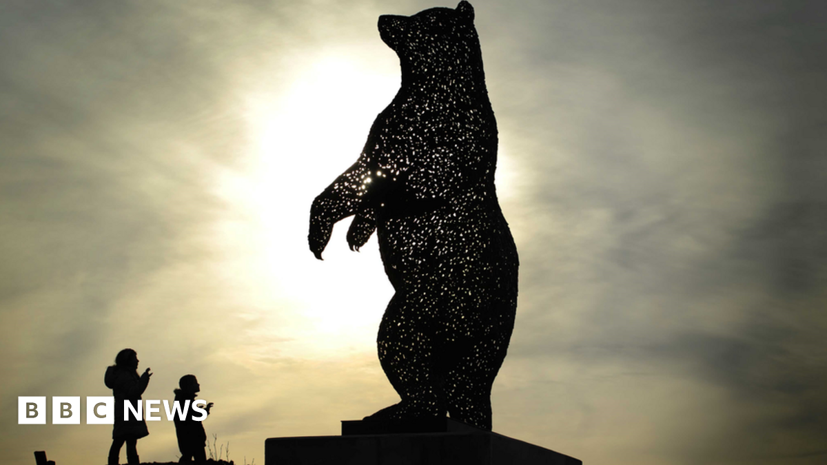Bear sculpture to honour John Muir unveiled in Dunbar - BBC News
