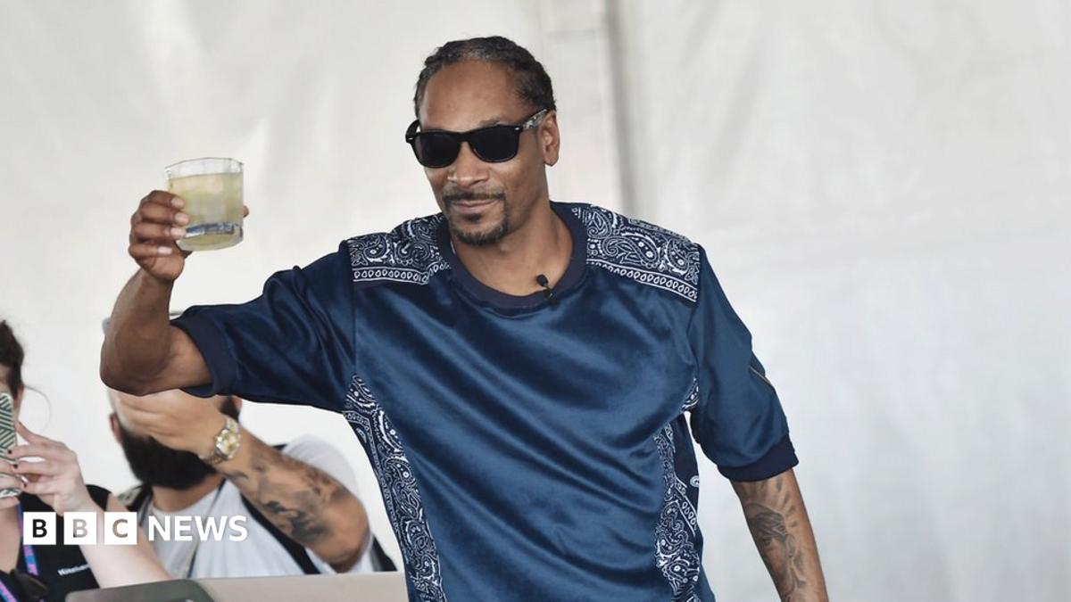 Snoop Dogg warned over Donald Trump toy gun video - BBC News
