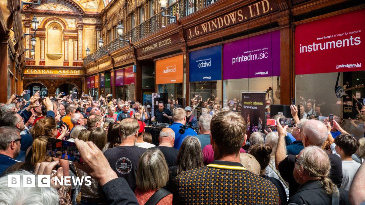 NUFC fans hope for JD Windows 'Christmas miracle' - BBC News