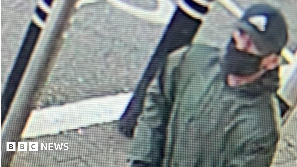 Manchester Asda hold-up: Search on for thief who stole £28,500 - BBC News