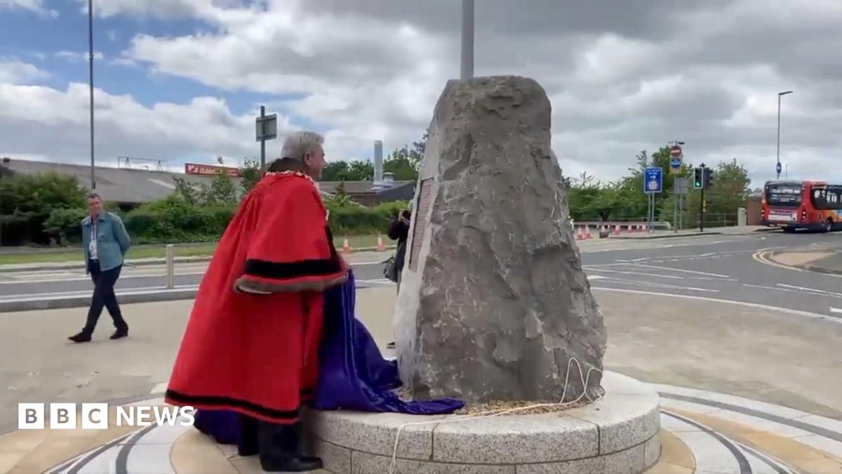 Dibbles Bridge coach crash: Memorial unveiled to 1975 accident - BBC News