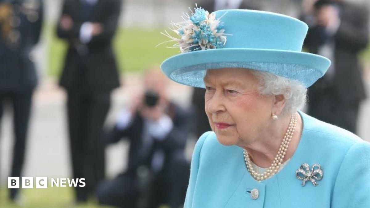 Her Majesty opens waterfront gardens on Dundee visit - BBC News