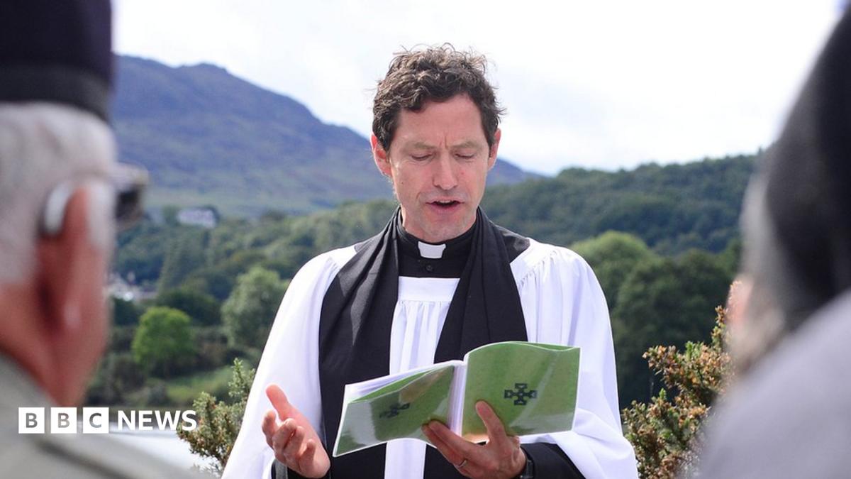 Andrew Rawding: Minister quits 'homophobic' Church of Ireland - BBC News