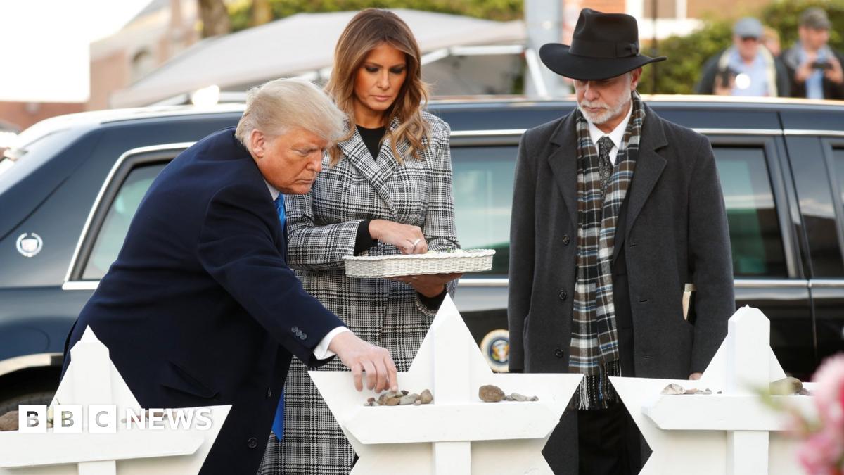 Pittsburgh shooting: Trump visits synagogue amid protests - BBC News