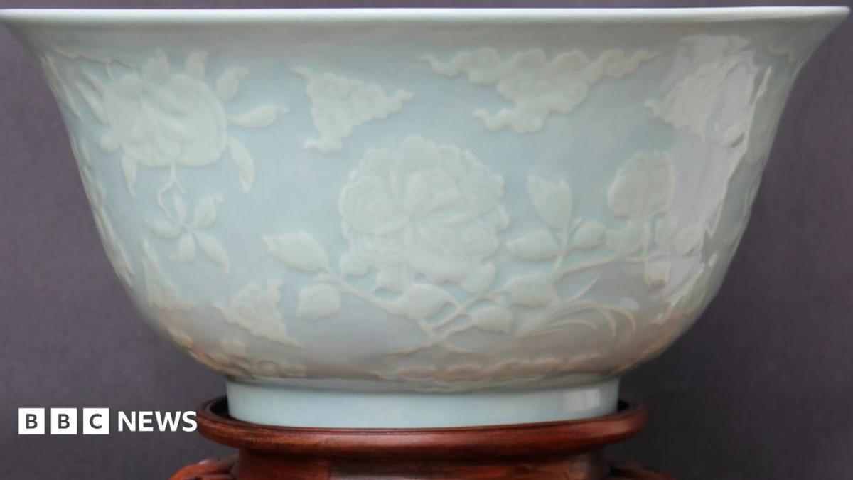 Chinese porcelain bowl nearly 300 years old fetches £220,000 - BBC News