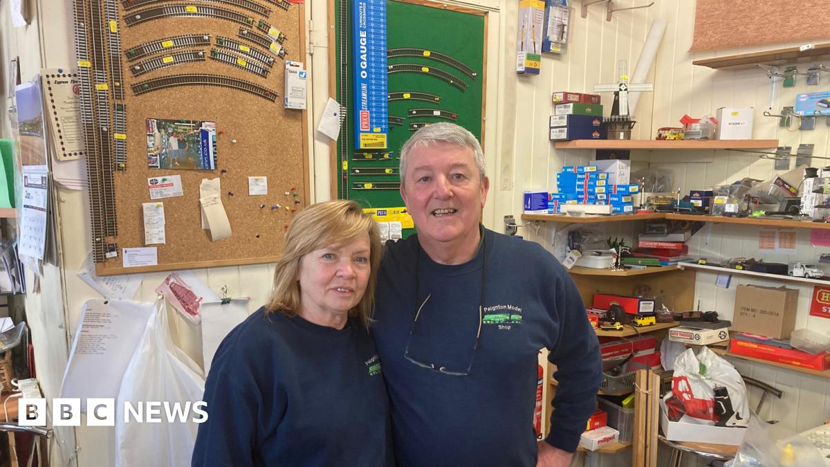 Paignton Model Shop's emotional goodbye as owners retire - BBC News