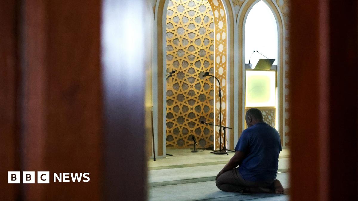 Meet the men promising to protect English mosques facing threats - BBC News