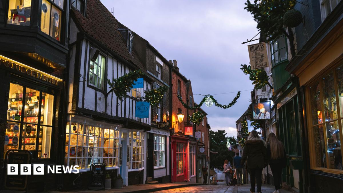 Lincoln Christmas lights donated to Mablethorpe and Sutton on Sea - BBC ...