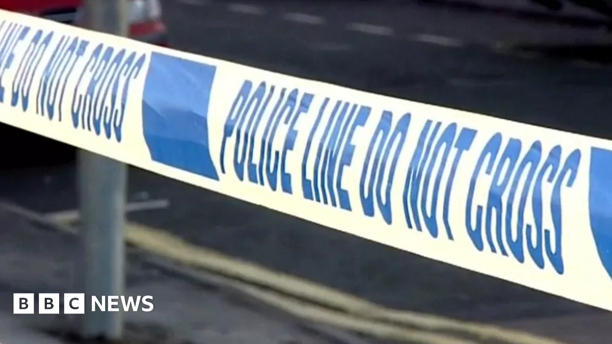 Nottingham: Man suffers slash injury in park attack - BBC News