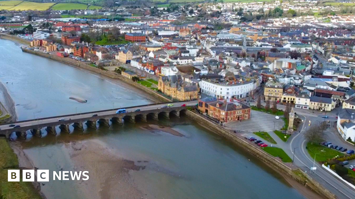 Residents asked to vote on Barnstaple public art plans - BBC News