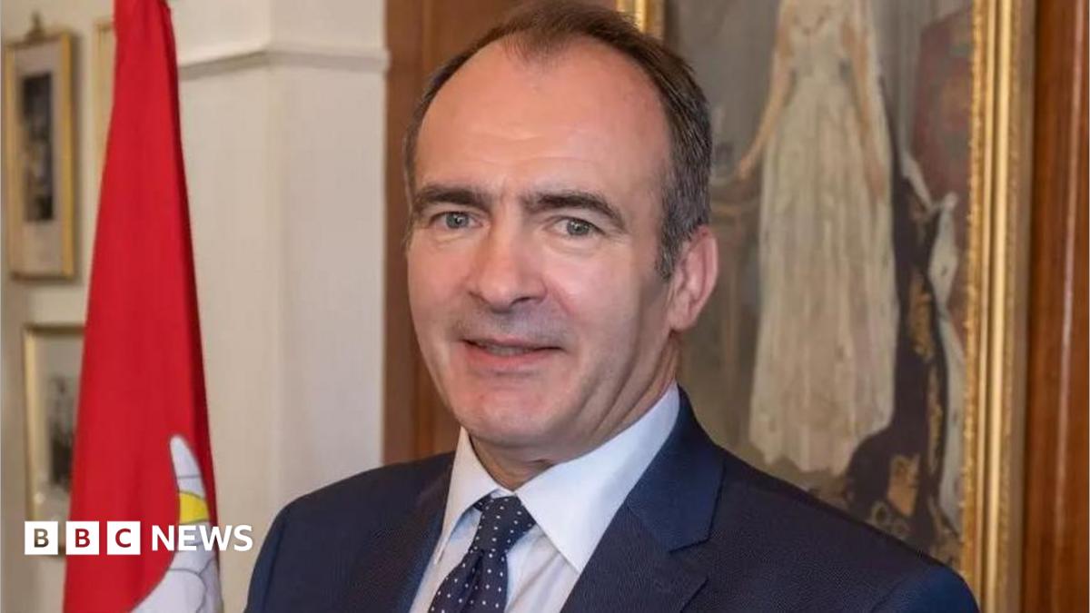 Isle of Man chief minister to face no confidence vote - BBC News