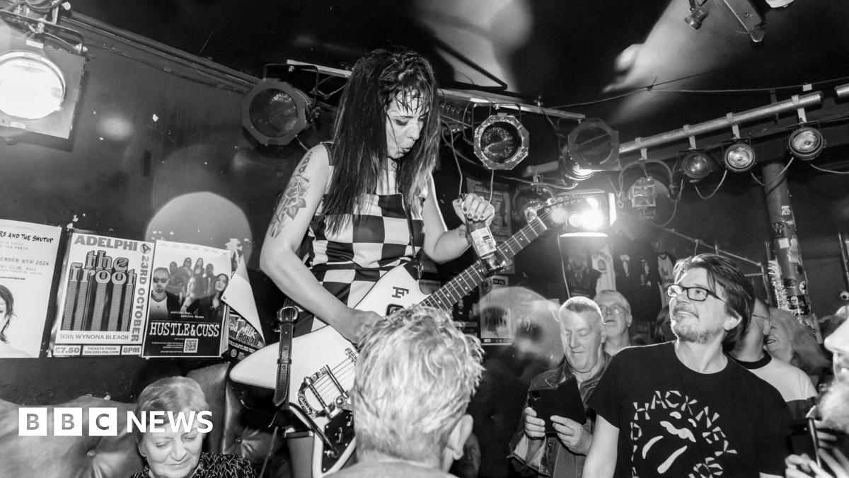 Hull: The New Adelphi Club celebrates 40 years of live music - BBC News