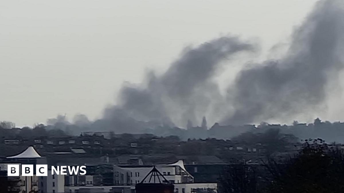 Leeds: Cannabis farm uncovered after house fire in Halton Moor - BBC News