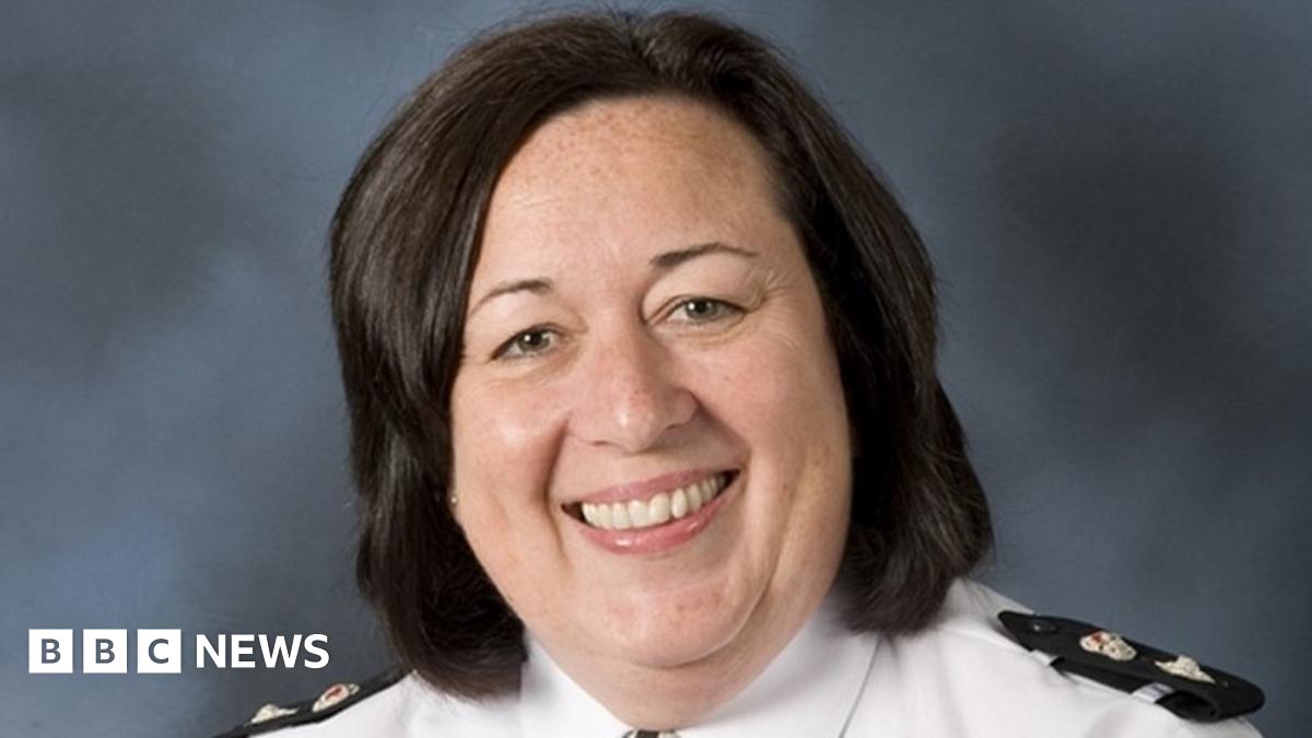 South Yorkshire Police chief to stand down over criticism - BBC News