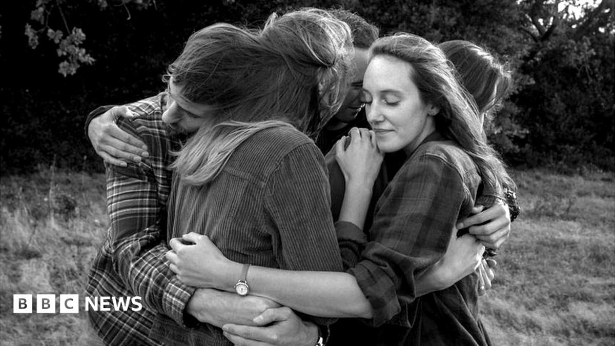 Exploring sibling relationships through the lens - BBC News