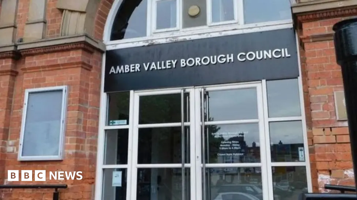Plans for 160 homes in Nether Heage approved by council - BBC News