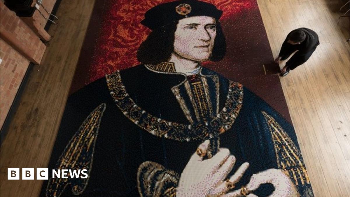 Richard III Lego mosaic unveiled in Leicester - BBC News