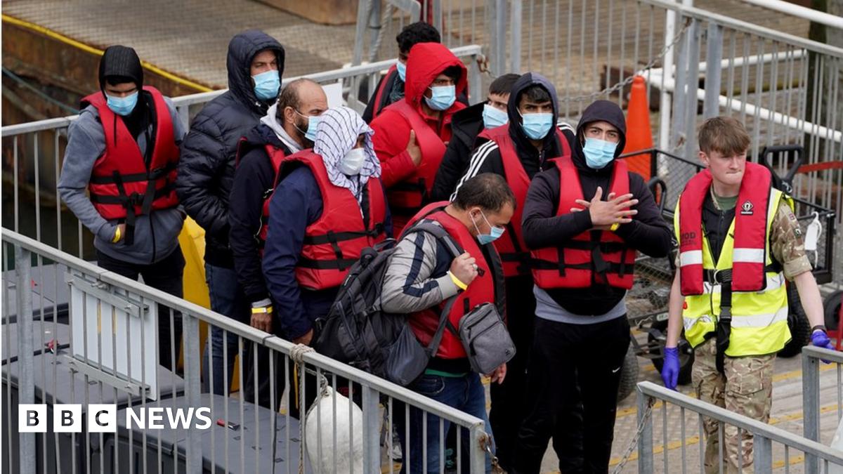 Channel migrants: More than 200 migrants cross in small boats - BBC News
