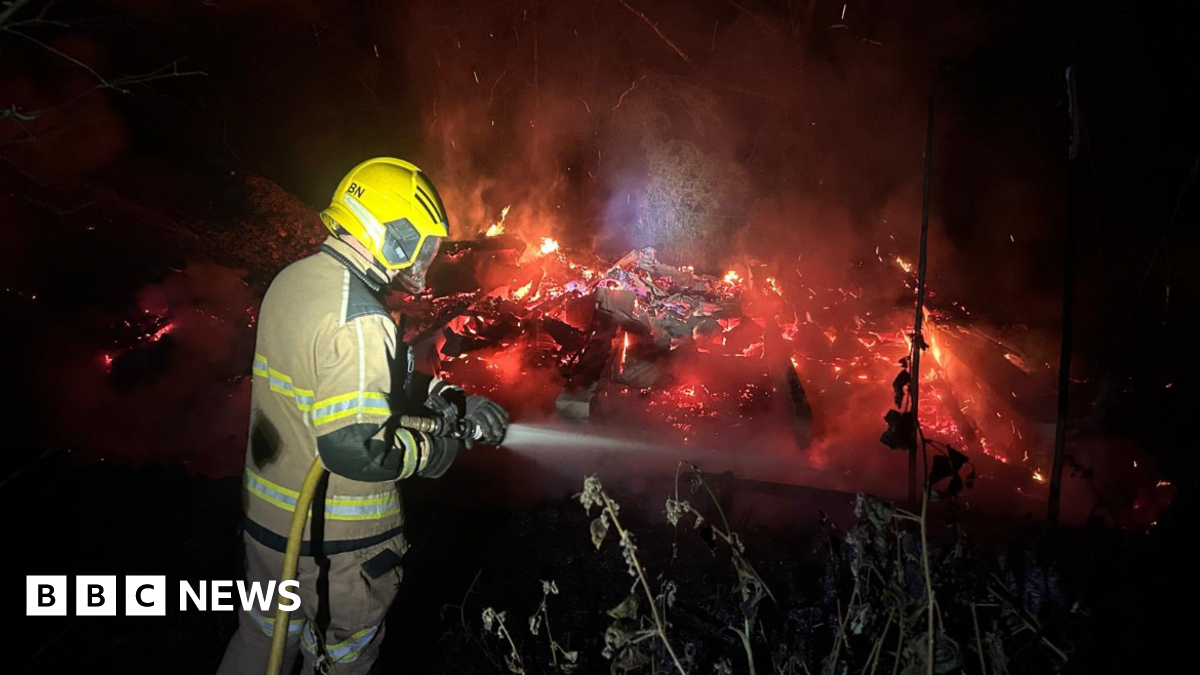 Highley pub's wooden chalet destroyed in fire - BBC News