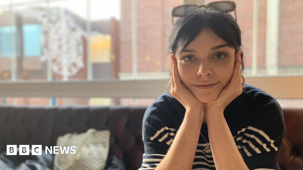 Singer Bessie Turner's crying selfie prompts talk plea - BBC News