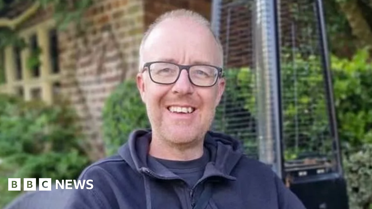 Tribute to 'hero' primary teacher who died on Christmas Day - BBC News