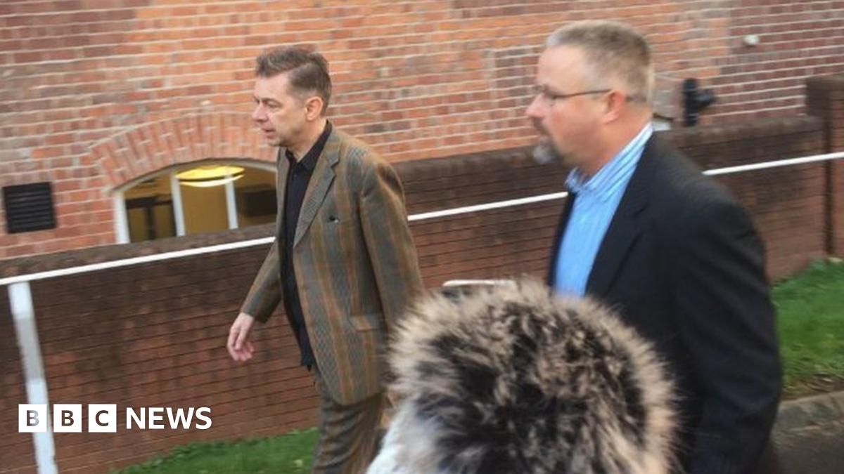 Charges dropped against Sheffield tree protesters - BBC News