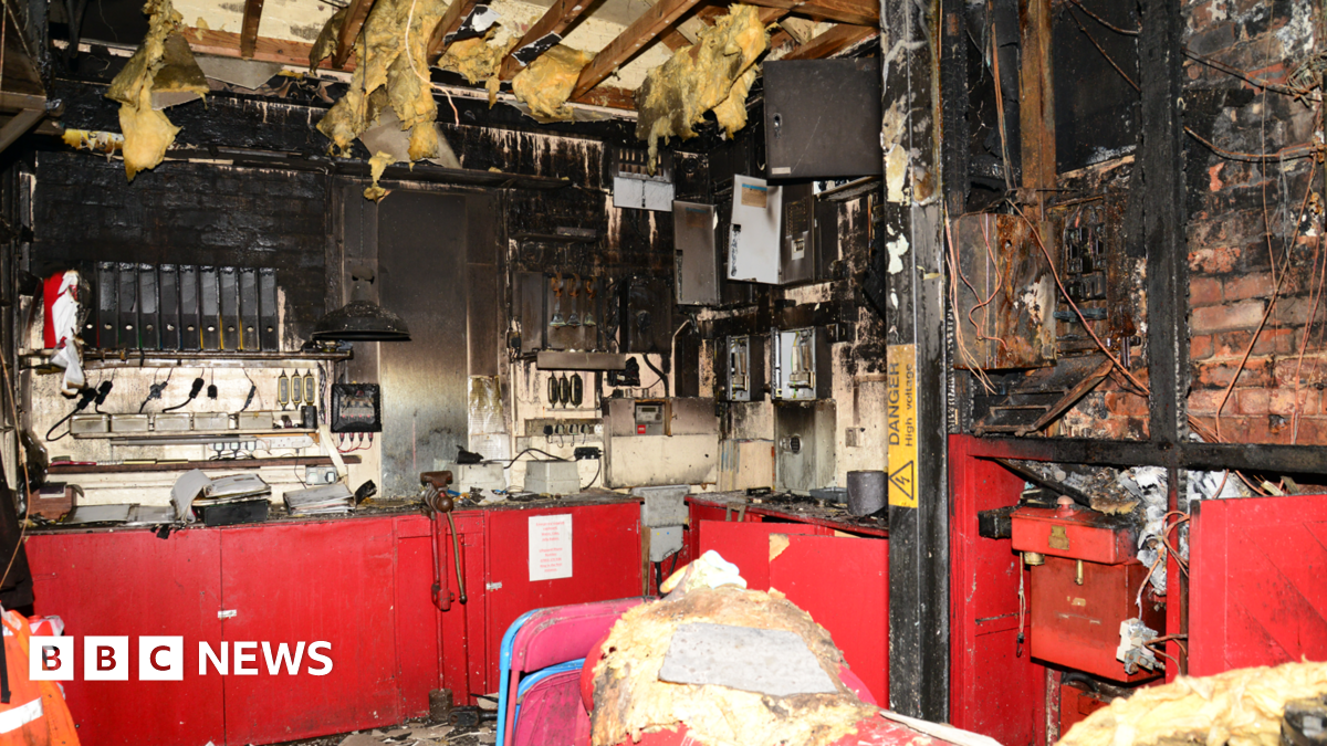 Fire-damaged Saltburn Tramway will not reopen for Easter - BBC News