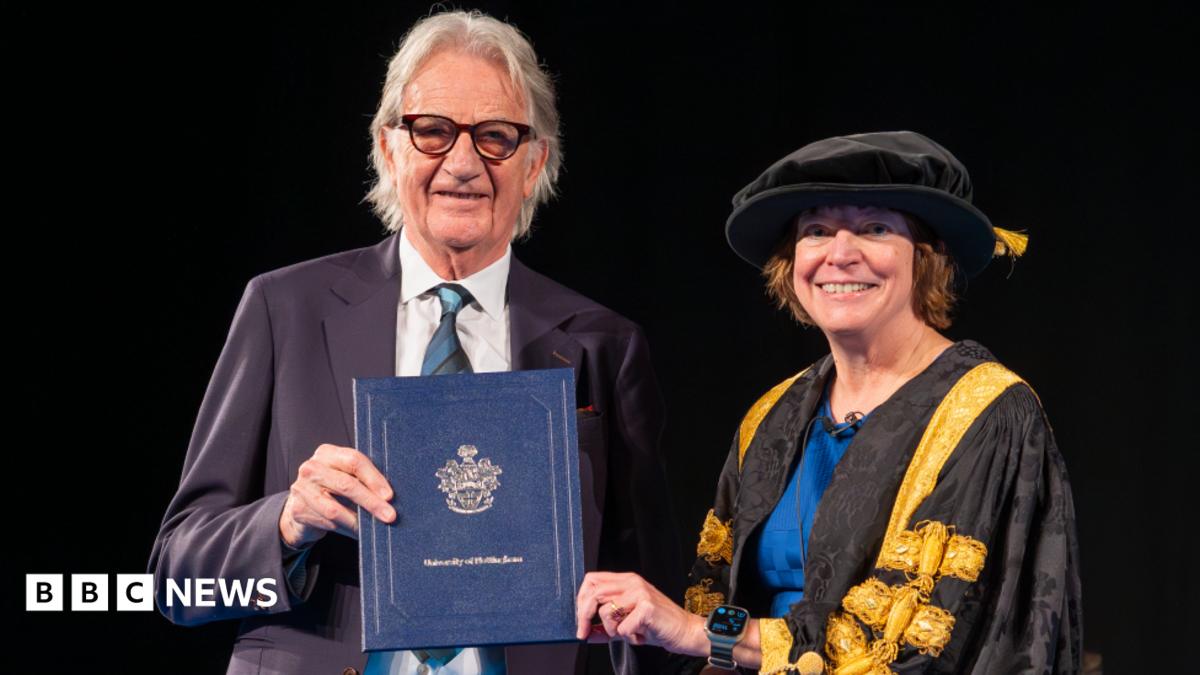 Nottingham: Fashion designer Sir Paul Smith gets honorary degree - BBC News