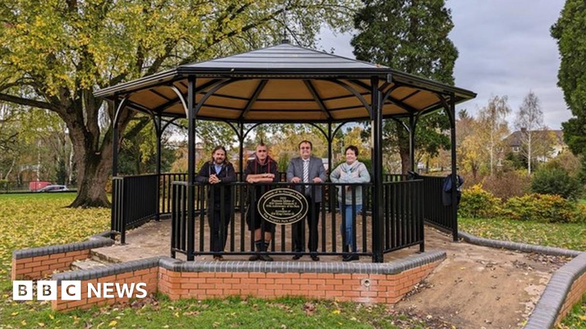 New bandstand installed in Kidderminster park - BBC News