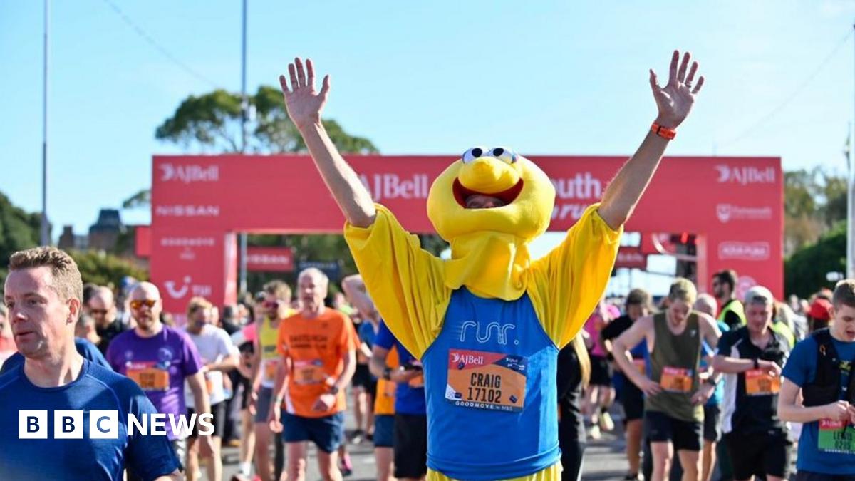 Great South Run: Thousands of runners take part - BBC News
