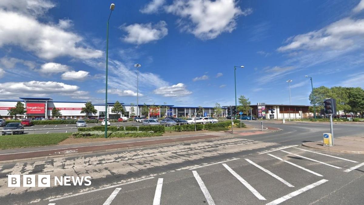 Motorcyclist dies in Middlesbrough lamppost crash - BBC News