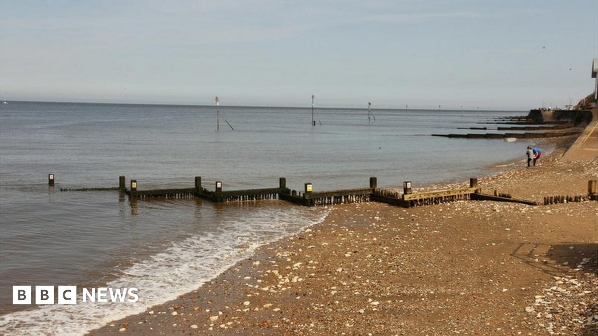 Police investigating after body found on Hunstanton beach - BBC News