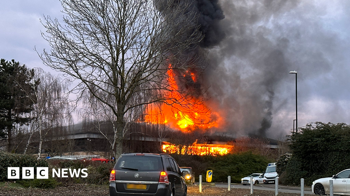 Huge fire at Coventry office and warehouse building - BBC News
