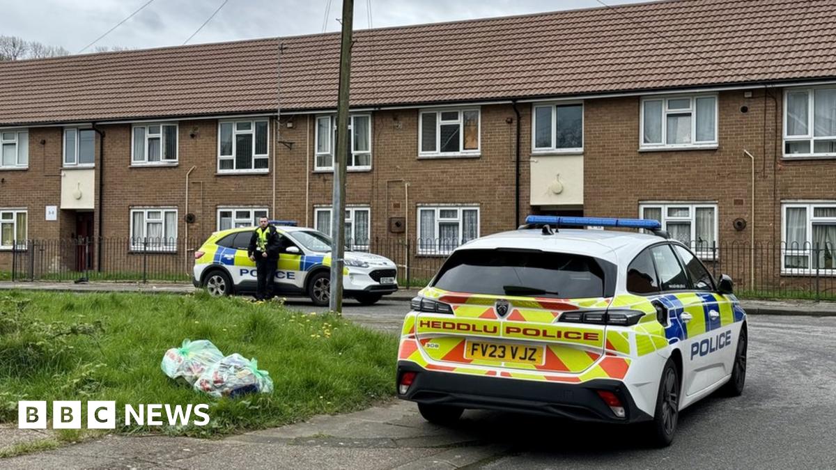 Cardiff: Three women arrested on suspicion of man's murder - BBC News