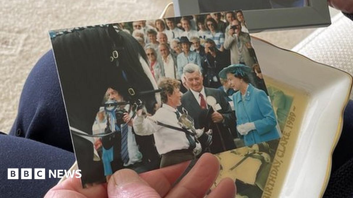 Queen Elizabeth II's personal approach to people 'moving' - BBC News