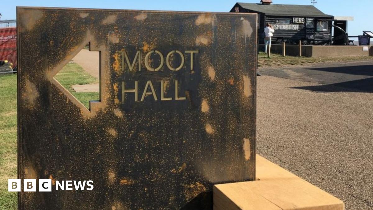 'Dirty great big' Moot Hall signs anger Aldeburgh residents - BBC News