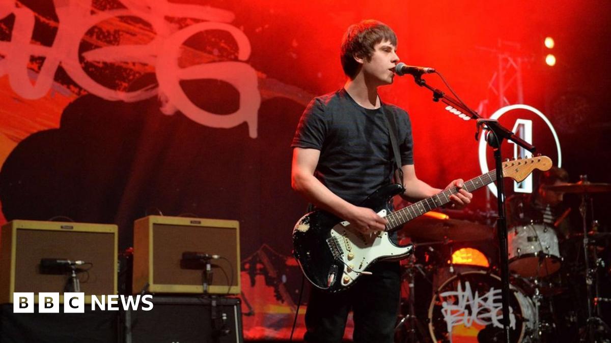 New music 'at risk' through music education 'neglect' in England - BBC News