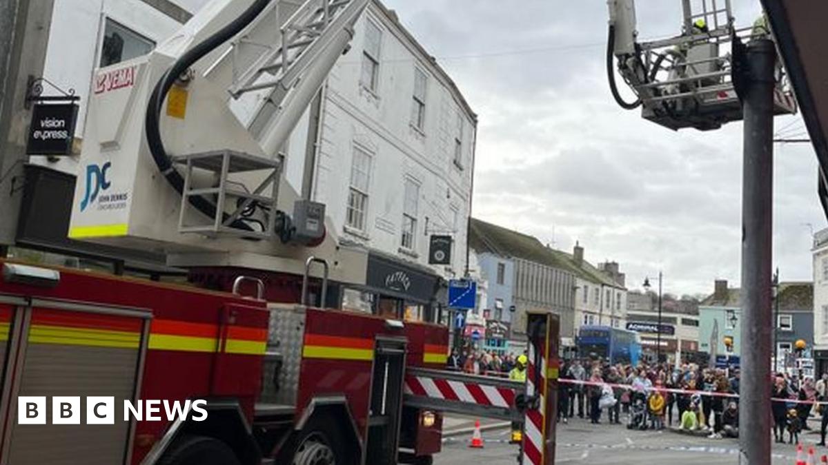 Truro shoppers tell of 'unsafe building' shutdown - BBC News