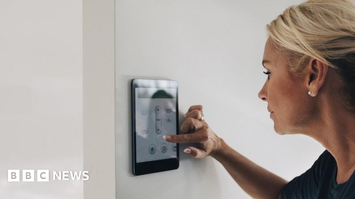 Wolverhampton Council 'embarrassed' at need for warm banks - BBC News