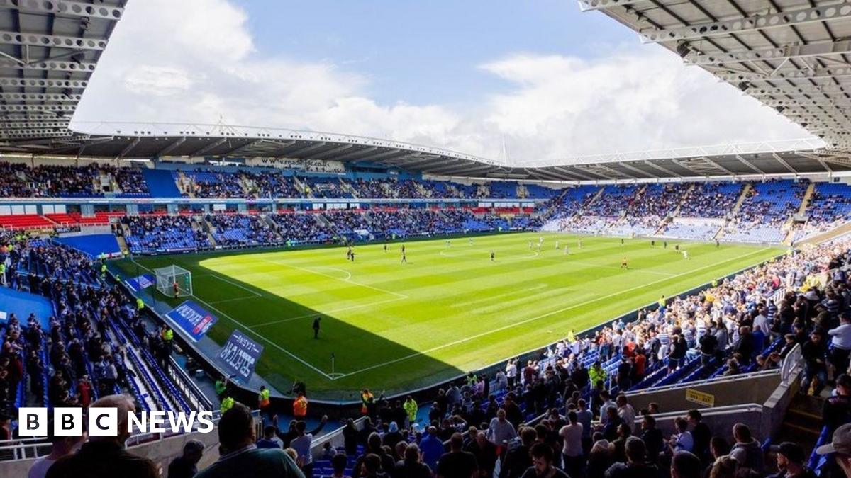 Reading fans raise money for staff at troubled club - BBC News