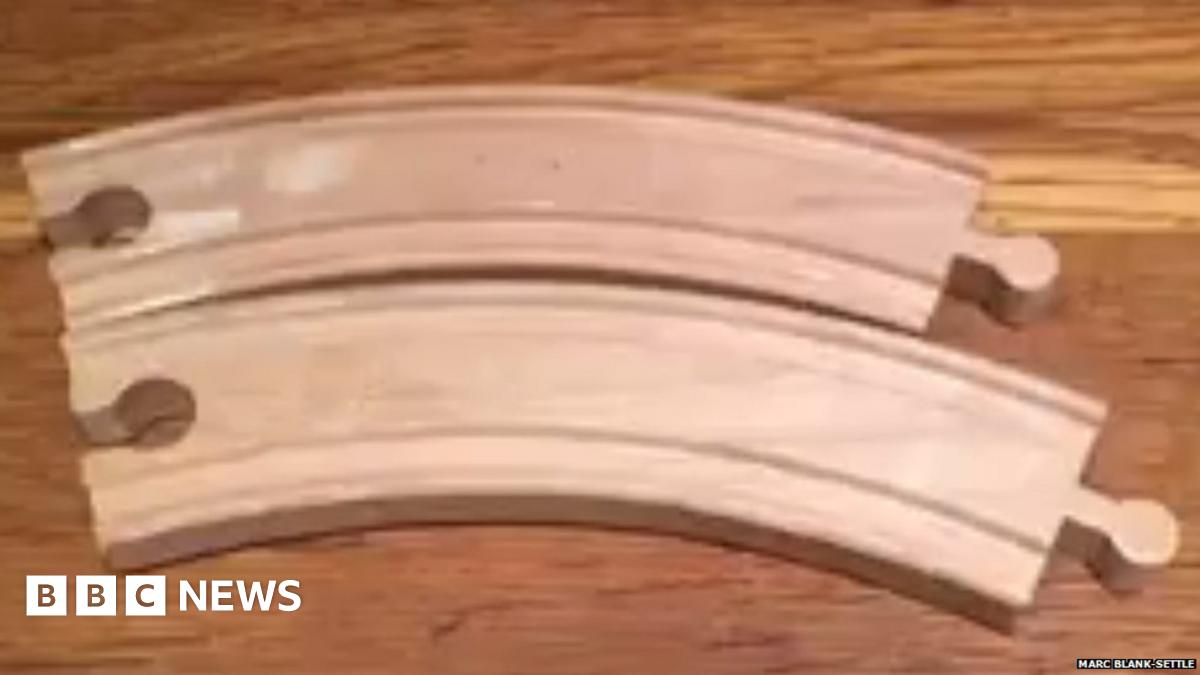 The train track optical illusion that's bewildering the internet - BBC News