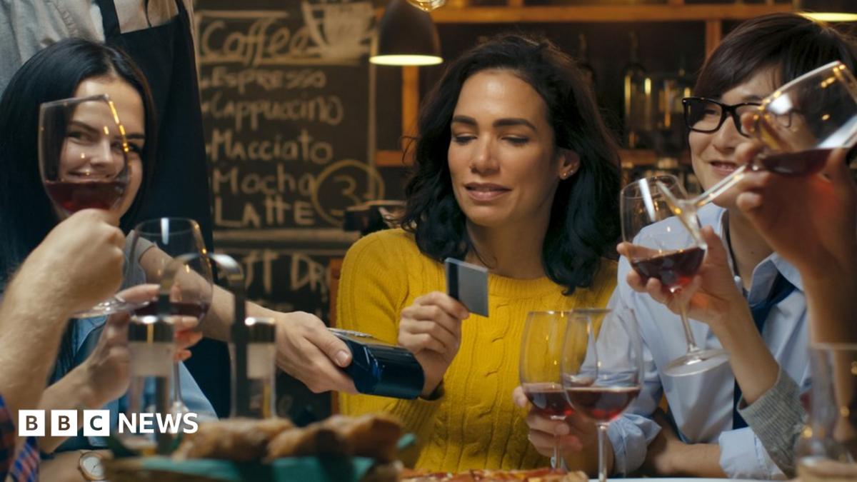 UK inflation: Wine, gin and whisky prices up ahead of Christmas - BBC News