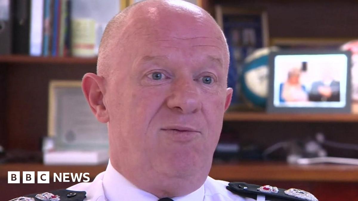 Merseyside Police 'struggling' to answer critical calls - BBC News