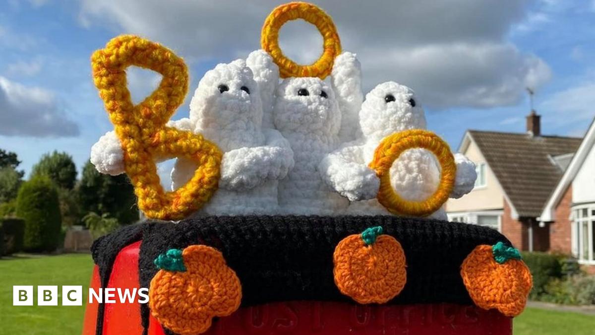 Farnsfield Halloween postbox topper earns rave reviews on social media ...
