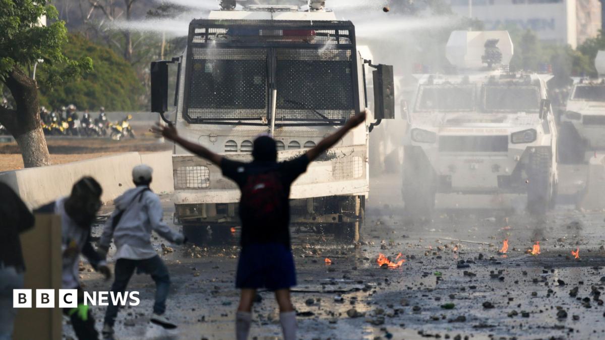 Venezuela crisis: Dozens injured in clashes in Caracas - BBC News