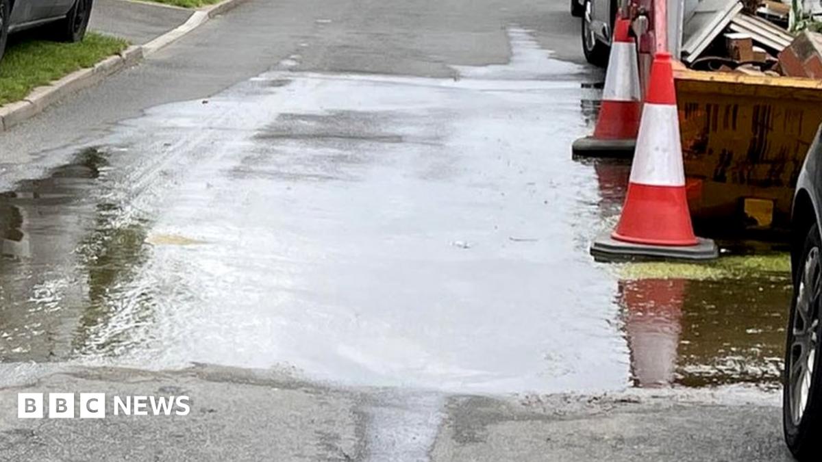 Lincoln homeowners' damage fears over seeping spring water - BBC News