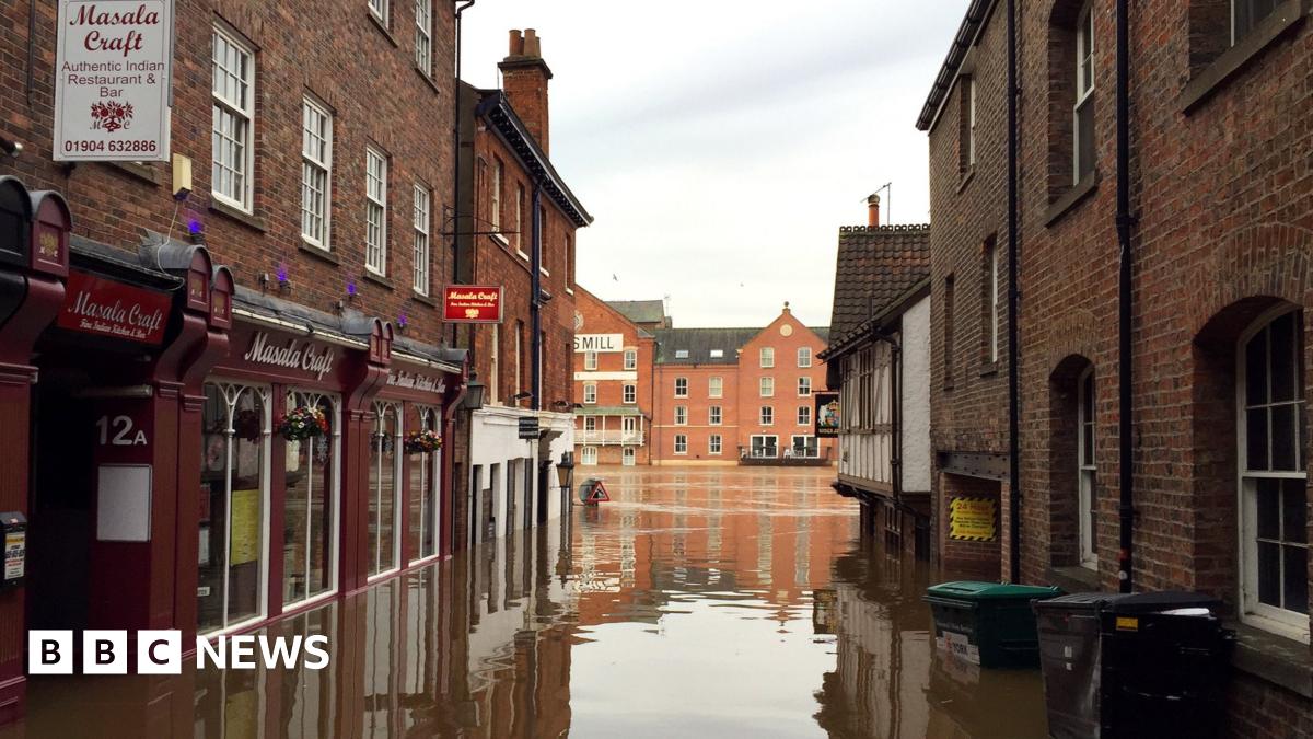In pictures: UK flooding continues - BBC News
