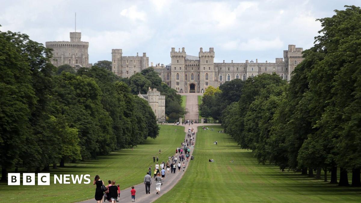 Windsor Castle barriers installed for Changing of the Guard - BBC News