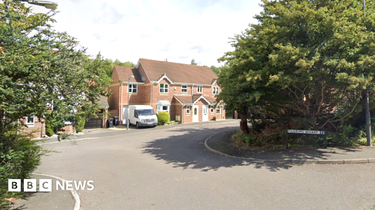 Bristol: Motorcyclist dies in St Anne's crash - BBC News